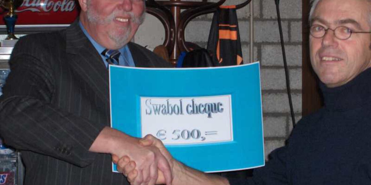 Oliebollen brengen bij Swift 500 euro op voor SWABO-ploeg | Sleutelstad