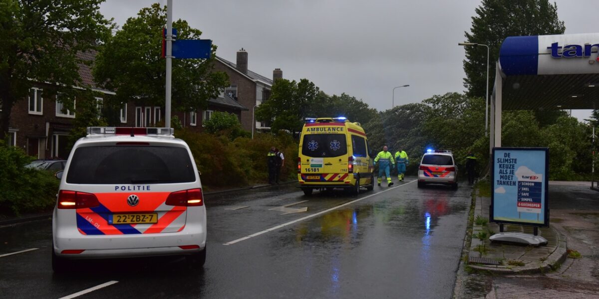Auto onder boom op Haagweg, inzittenden met schrik vrij | Sleutelstad