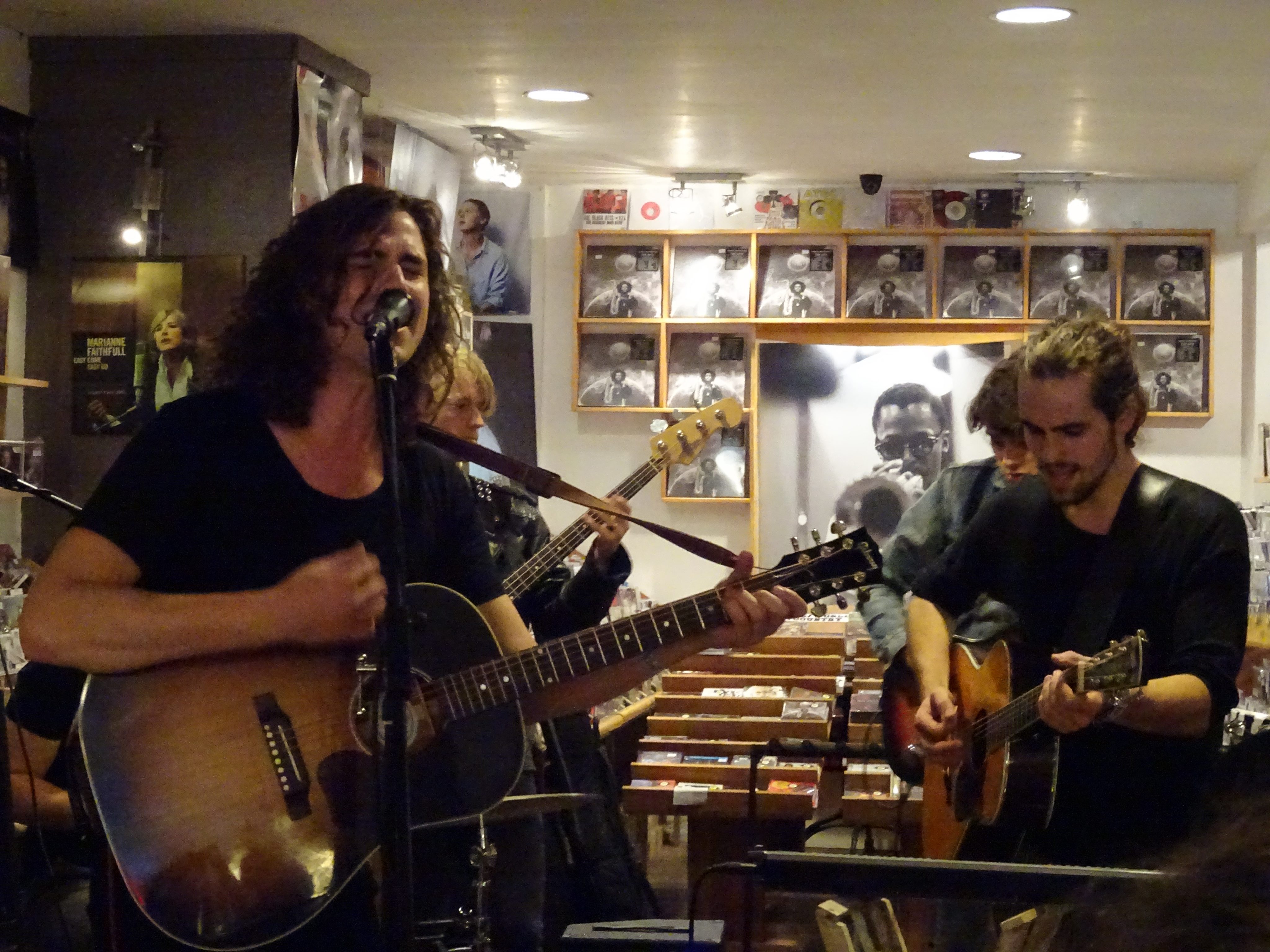 Lucas Hamming presenteert debuutalbum in drukke platenzaak - Sleutelstad.nl