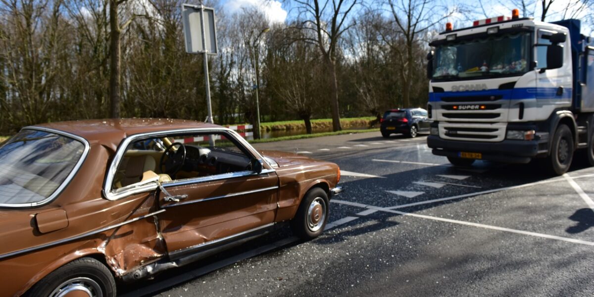 Klassieke auto en bestuurder in de kreukels op Europaweg | Sleutelstad