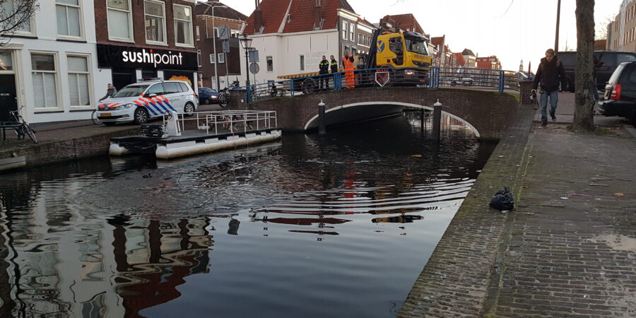Auto rijdt water Oude Rijn in | Sleutelstad