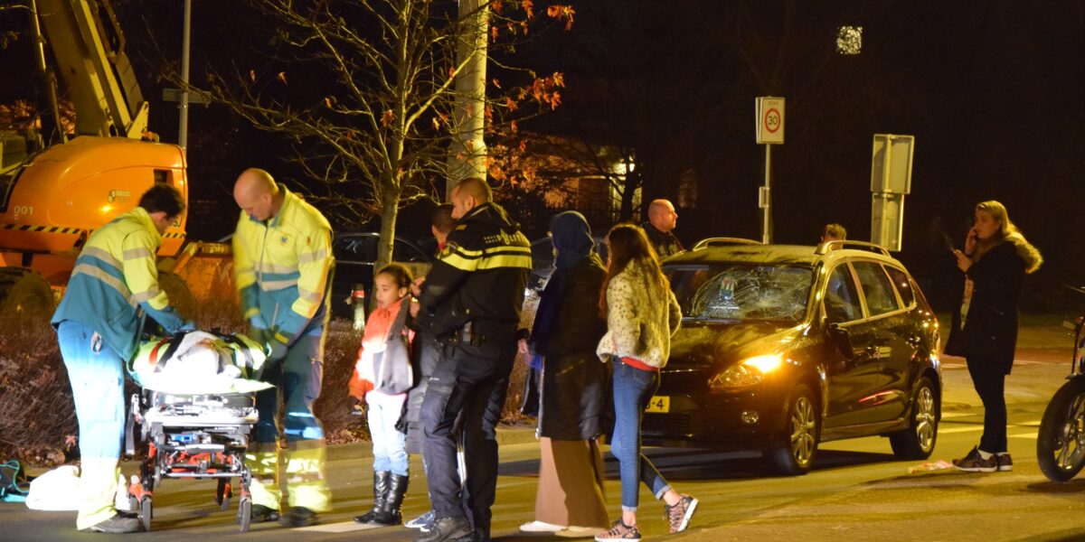 Moeder en kind geschept op zebrapad | Sleutelstad