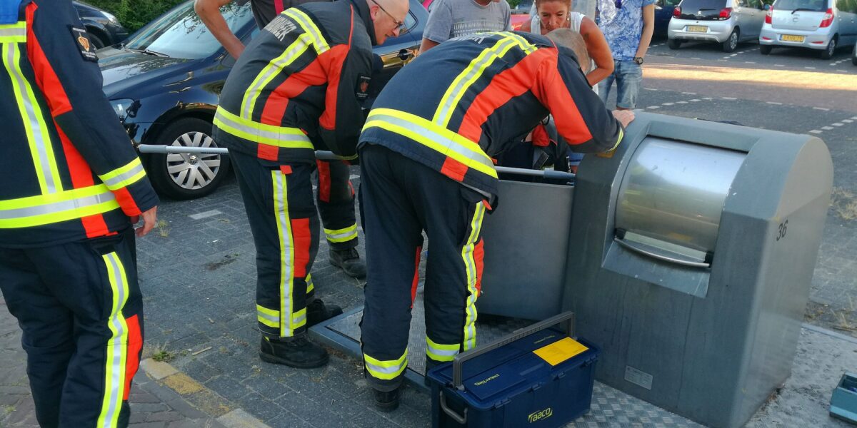 Brandweer vist mobiele telefoon uit ondergrondse afvalcontainer | Sleutelstad