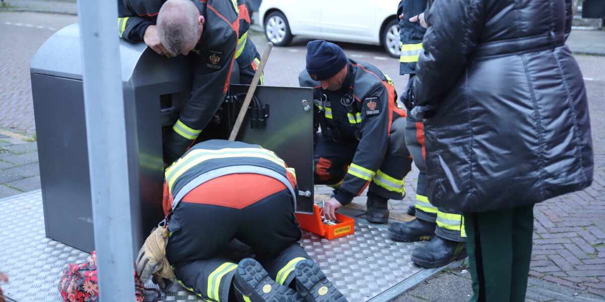 Brandweer Leiderdorp vist tas uit ondergrondse container | Sleutelstad