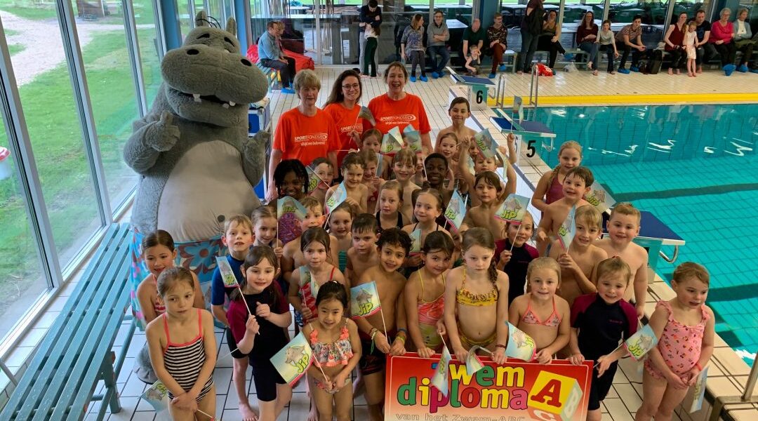 Diplomaregen in zwembad Het Wedde | Sleutelstad