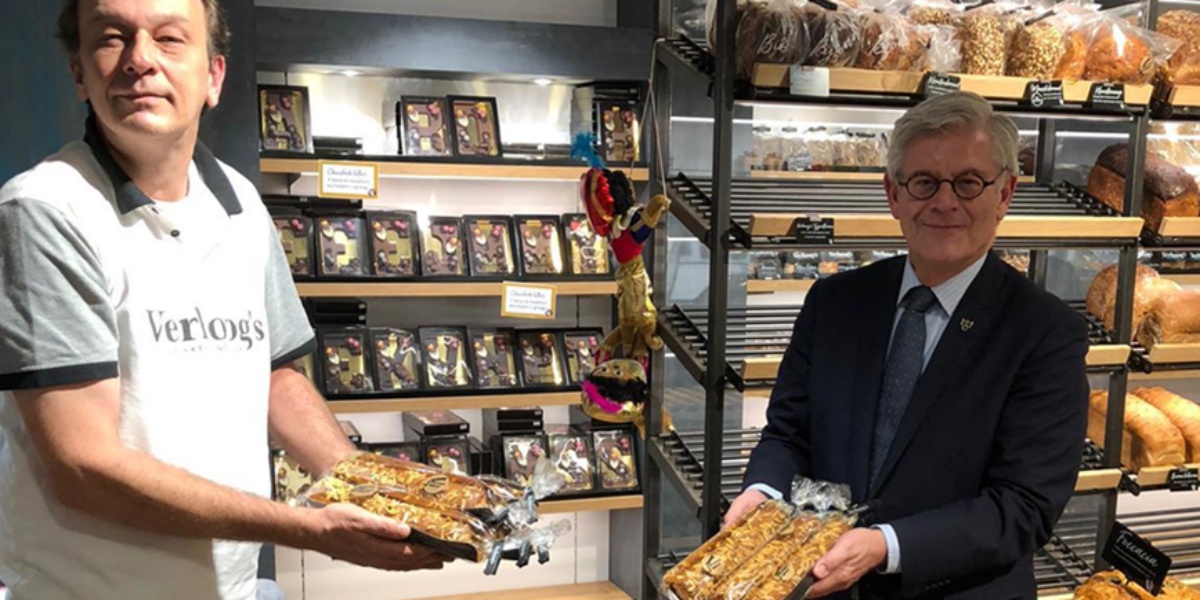 Voorschotense Bakkerij Verhoog bakt banketstaven voor voedselbank ...