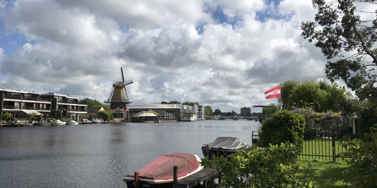 Leidse studenten roeien 100 kilometer ter ere van Ringvaart Regatta ...
