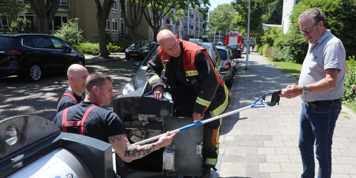 Brandweer vist sleutelbos uit afvalcontainer | Sleutelstad