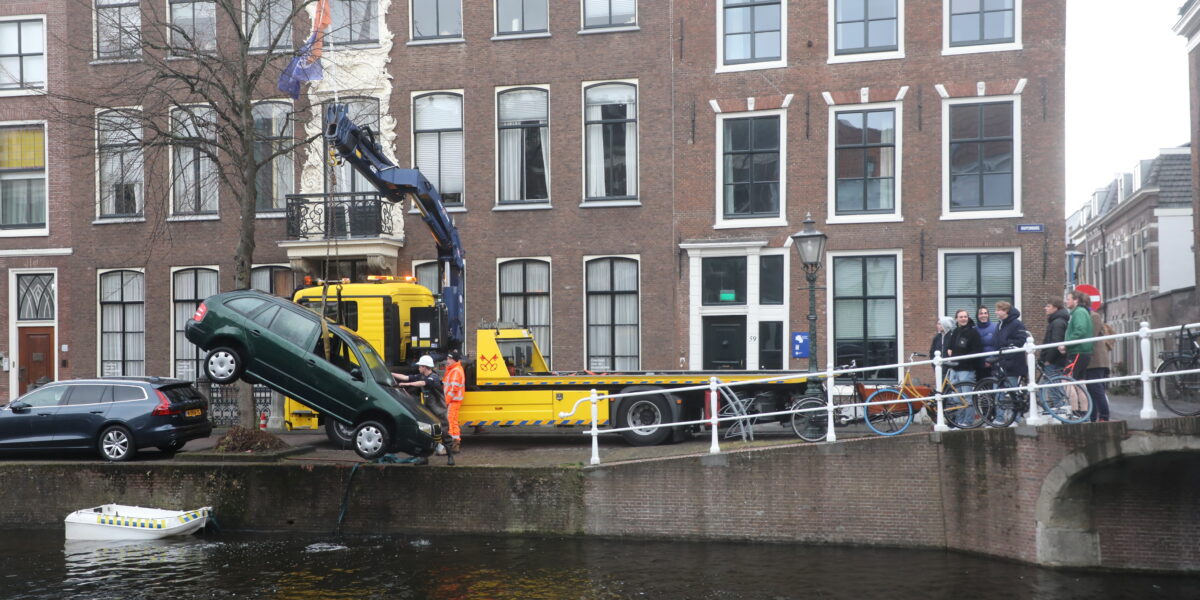 Auto rijdt het water in bij Rapenburg | Sleutelstad