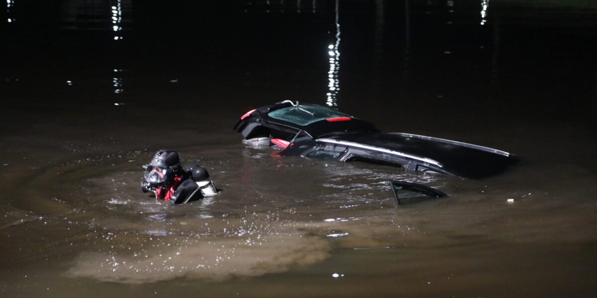 Auto rijdt water in, bestuurder aangehouden | Sleutelstad