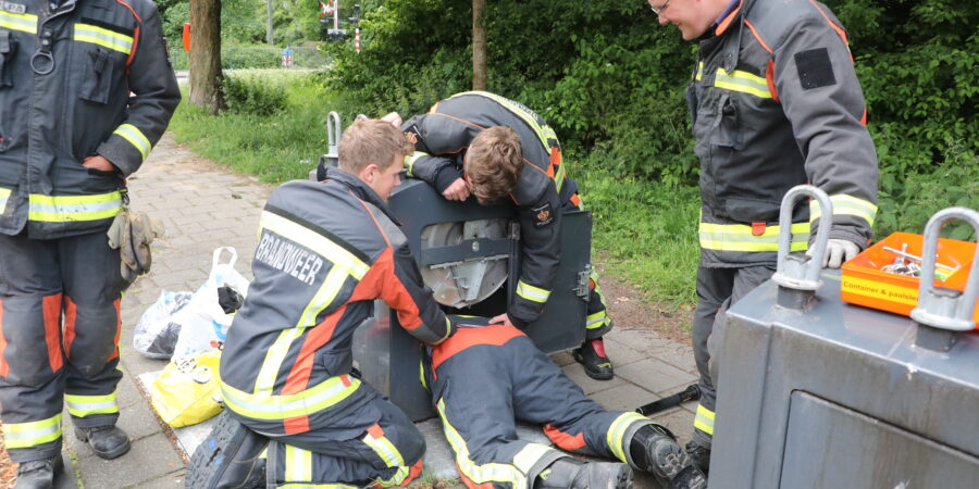 Brandweer haalt peperdure schoenen uit container | Sleutelstad