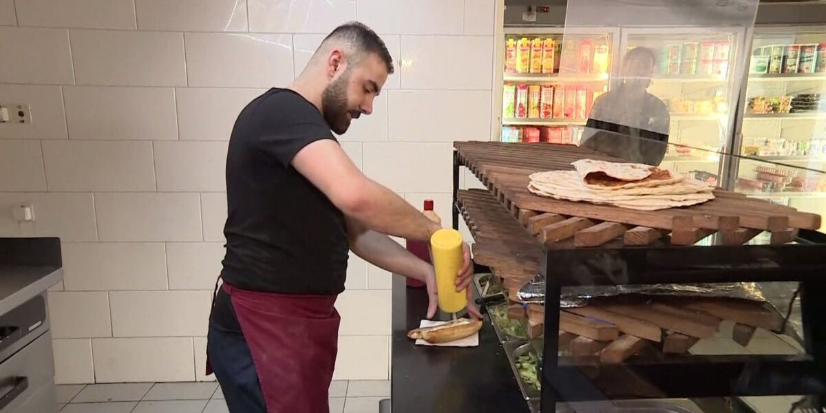 Turkse broden en kilo's baklava: gekkenhuis bij bakkerij Ak-Al ...
