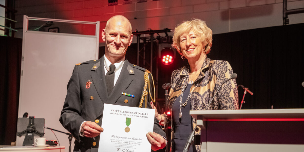 Zilveren speld voor korpschef bij laatste korpsavond kazerne Simon ...