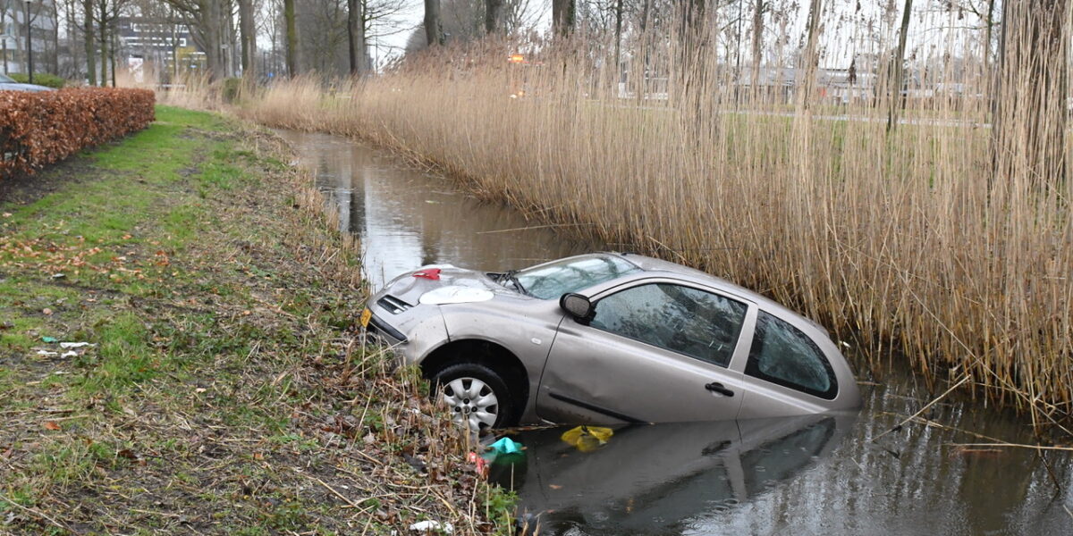 Foutje bij inparkeren eindigt in sloot | Sleutelstad