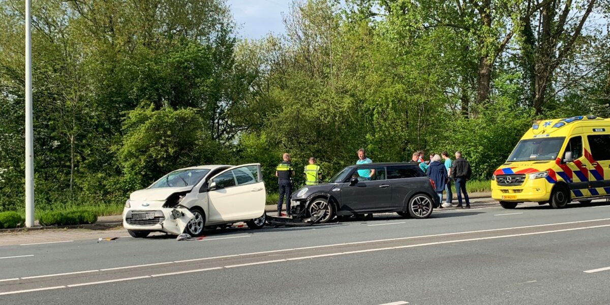 Veel schade bij aanrijding met twee auto's op Willem de Zwijgerlaan | Sleutelstad