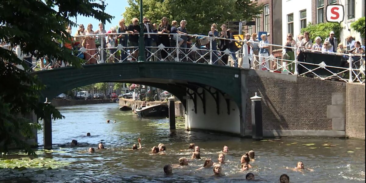 Groep 8 duikt in de gracht: 'Als je onder de brug door bent, ben je een ...