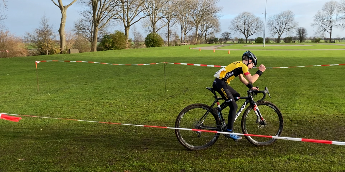 Dubbele winst voor Finn Bouwer (14) bij Jan van der Geest cross ...