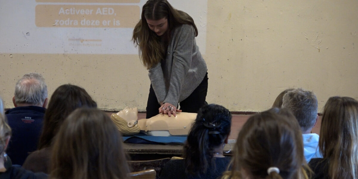 Leidenaren leren reanimeren tijdens reanimatiedag 'Hart voor de Stad ...