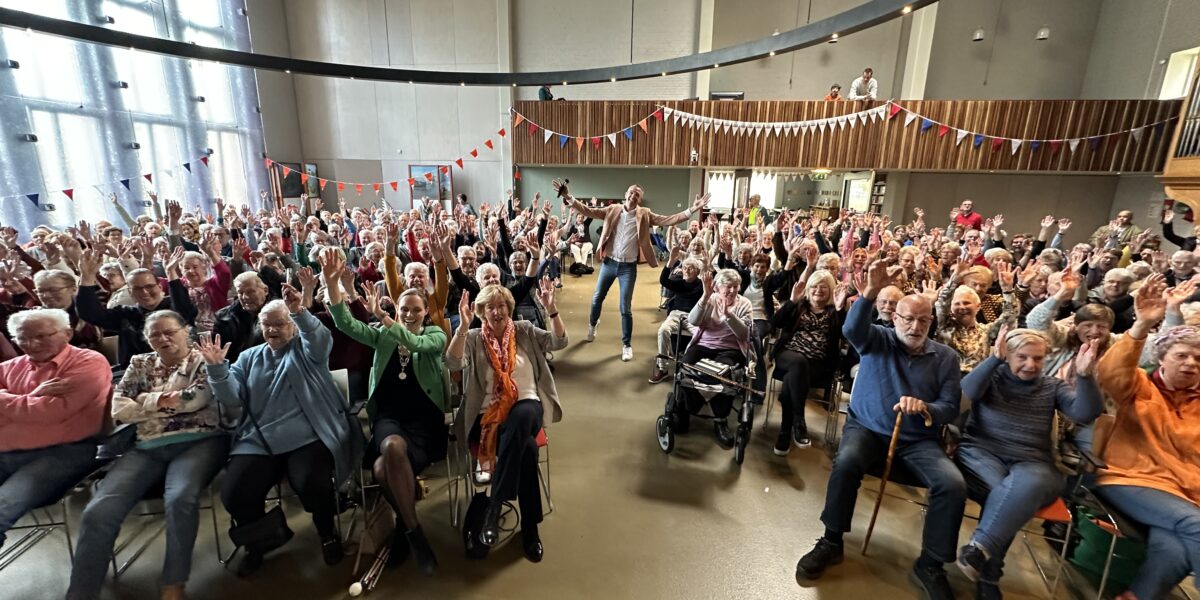 Senioren vermaken zich tijdens Ouderensoos in Scheppingskerk | Sleutelstad