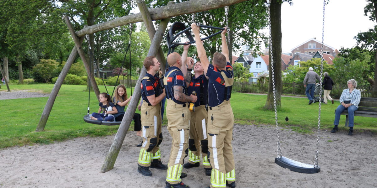 Brandweer redt vrouw uit kinderschommel | Sleutelstad Brandweer redt vrouw uit kinderschommel | Sleutelstad