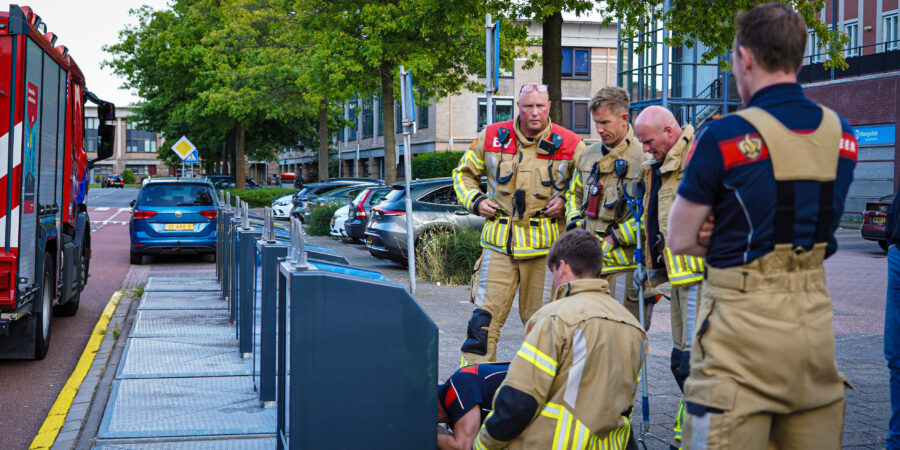 Brandweer vist telefoon uit ondergrondse afvalcontainer in Leiderdorp | Sleutelstad