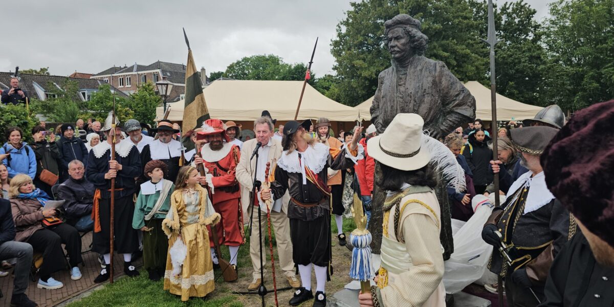 Standbeeld Rembrandt van Rijn onthuld bij Molen de Put | Sleutelstad Standbeeld Rembrandt van Rijn onthuld bij Molen de Put | Sleutelstad