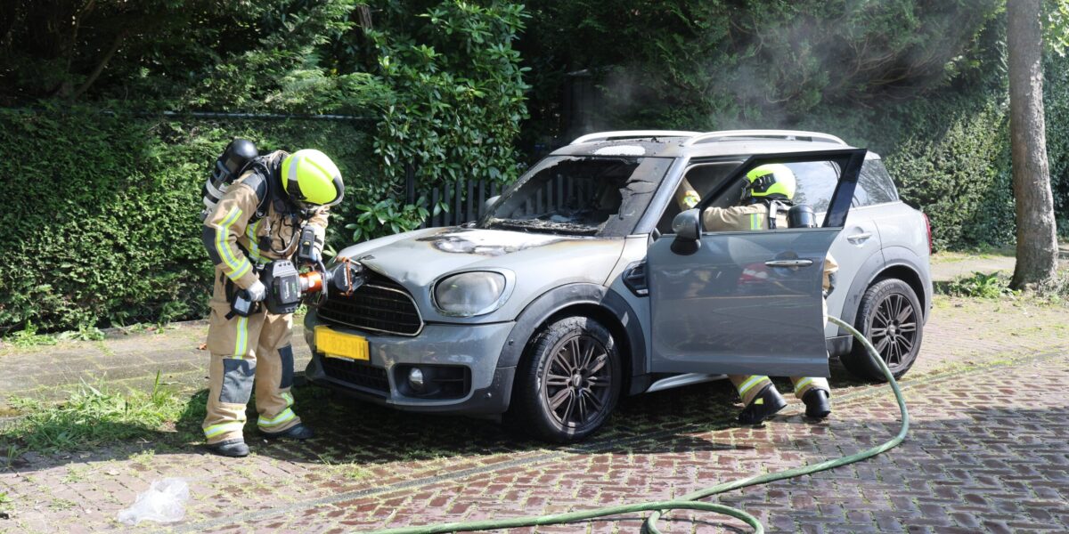 Auto vliegt al rijdend in brand in Wassenaar | Sleutelstad