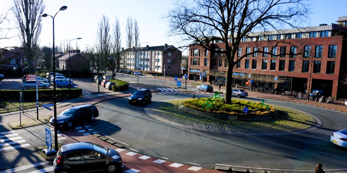 Werk aan onoverzichtelijke rotonde Leidseweg start begin september ...