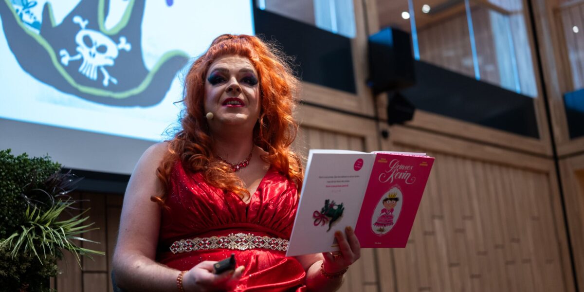 Dragqueen Dina Diamond reikt handleiding voor inclusieve schoolboeken ...