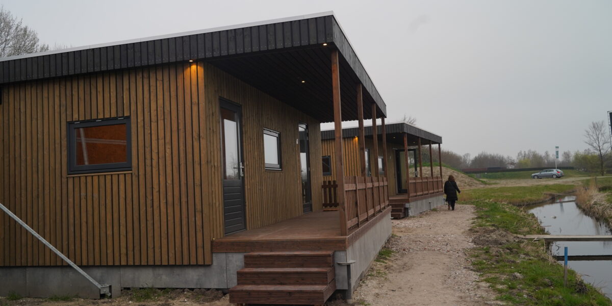 Twee scheve huisjes opgeleverd in Oegstgeest | Sleutelstad