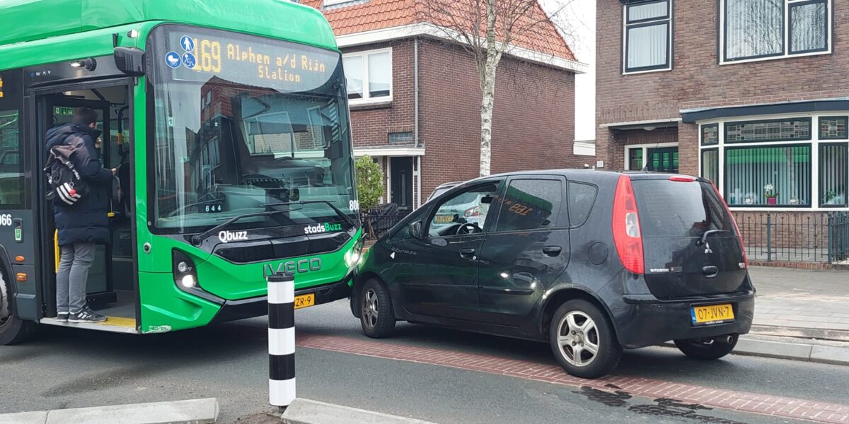 Lijnbus botst op personenauto bij wegversmalling Zoeterwoude-Rijndijk | Sleutelstad