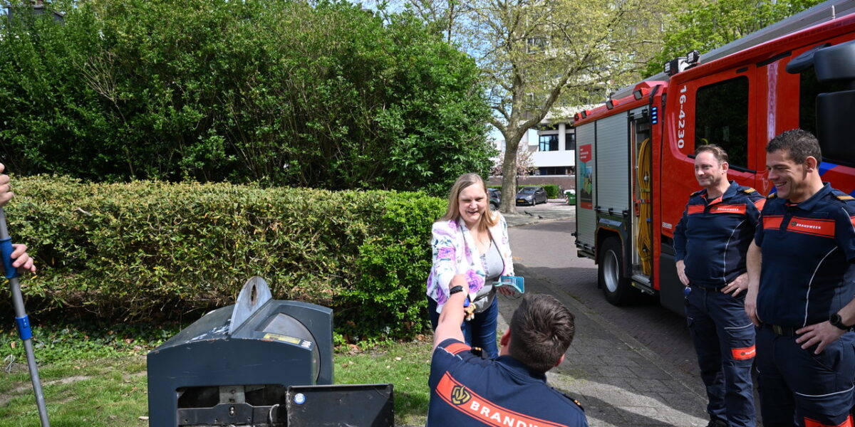 Brandweer vist sleutelbos uit ondergrondse container | Sleutelstad