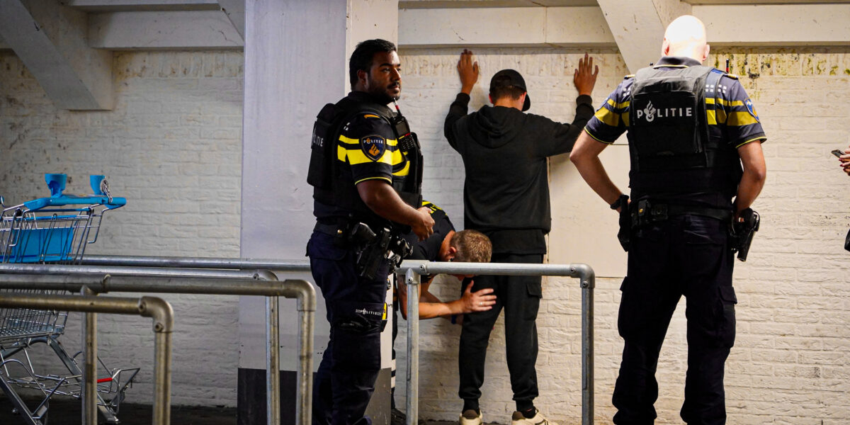 Politie na melding vuurwapen massaal naar Winkelhof | Sleutelstad