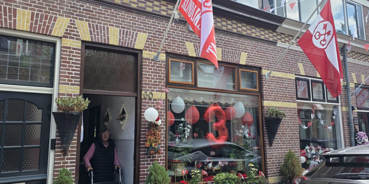 Rijndijkstraat wint titel 'meest rood-witte straat' van Leiden ...