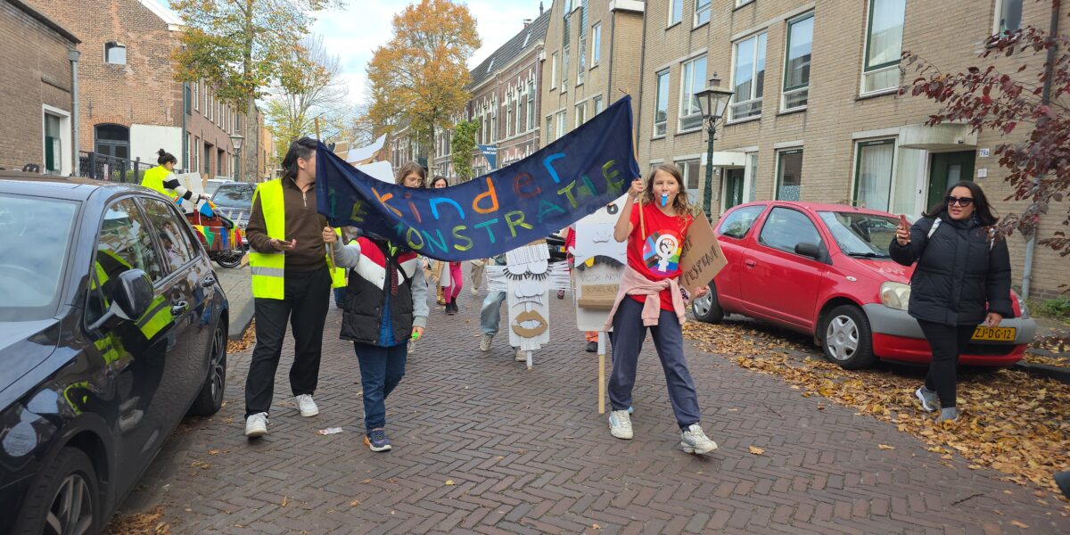 Kinderen demonstreren tegen oorlog en pesten en voor de natuur ...