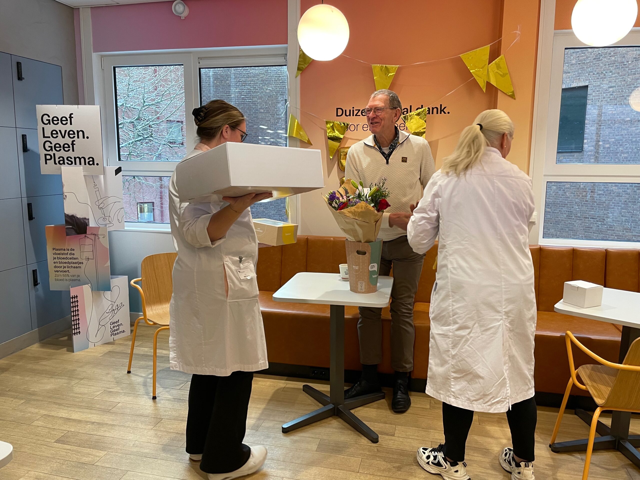 Hennie Meijer doneert voor de vijfhonderdste keer: 'mensen helpen is ...