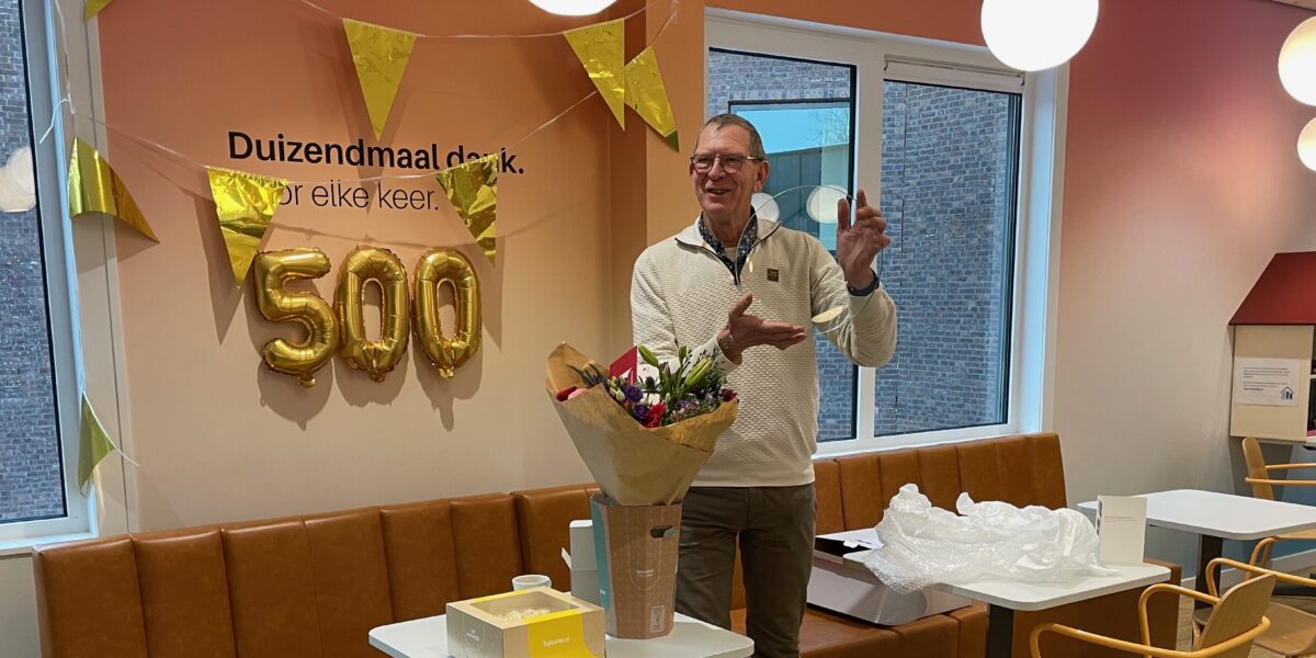 Hennie Meijer doneert voor de vijfhonderdste keer: 'mensen helpen is ...